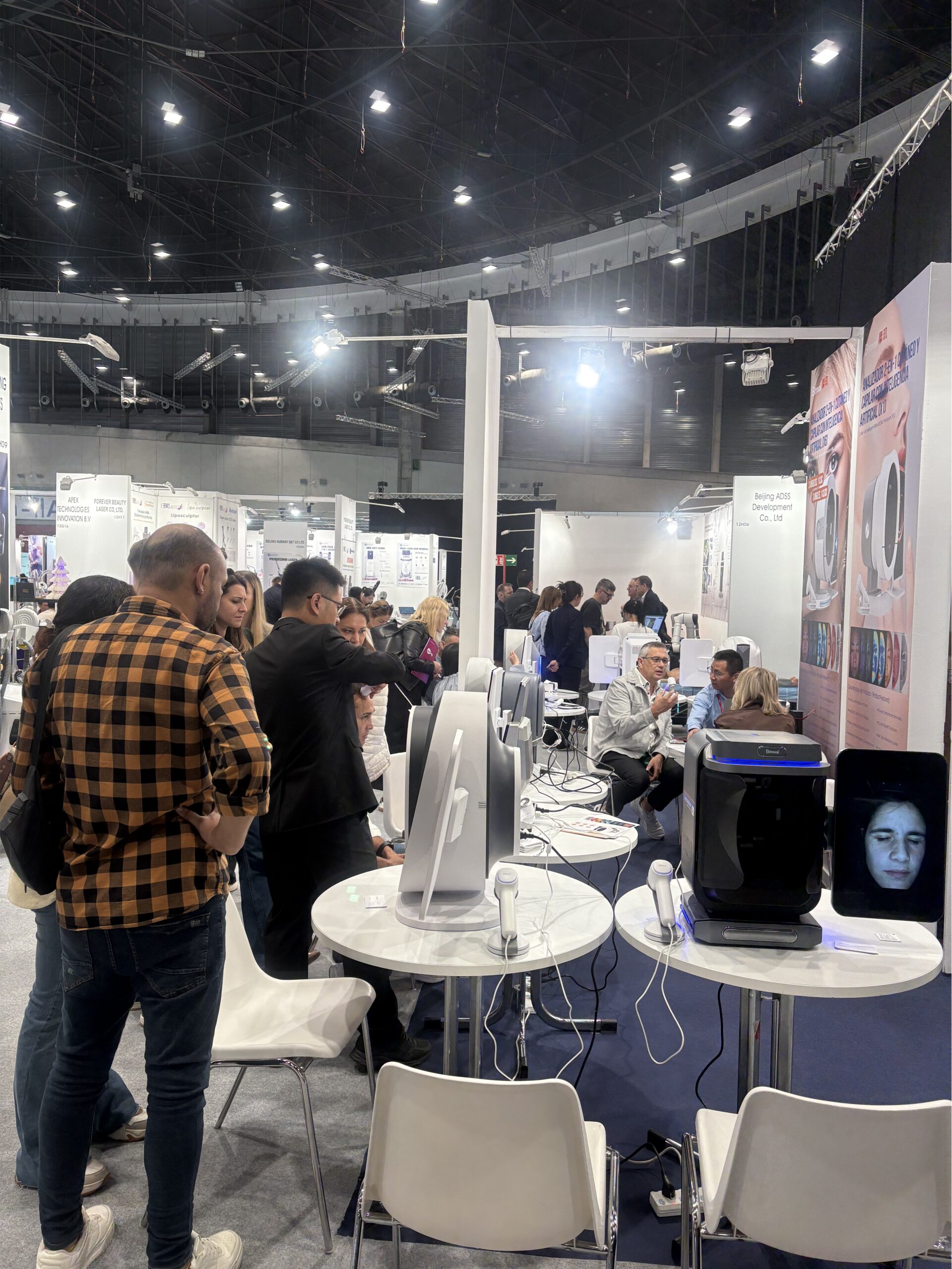 Bitmoji-tek Shone at Salon Look Madrid! - Bitmoji-tek